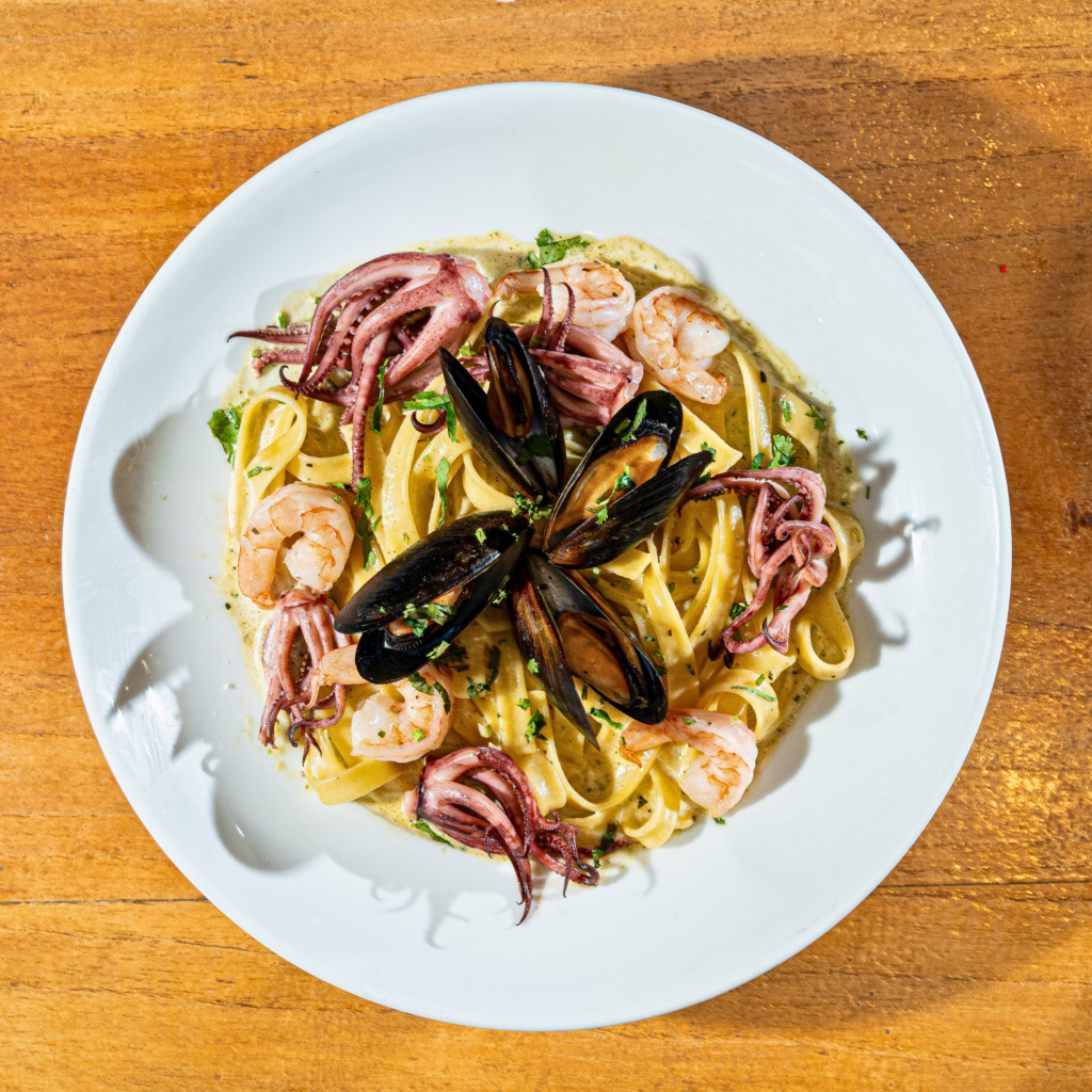 Festín de Mariscos al Pesto – Bubba's El Salvador